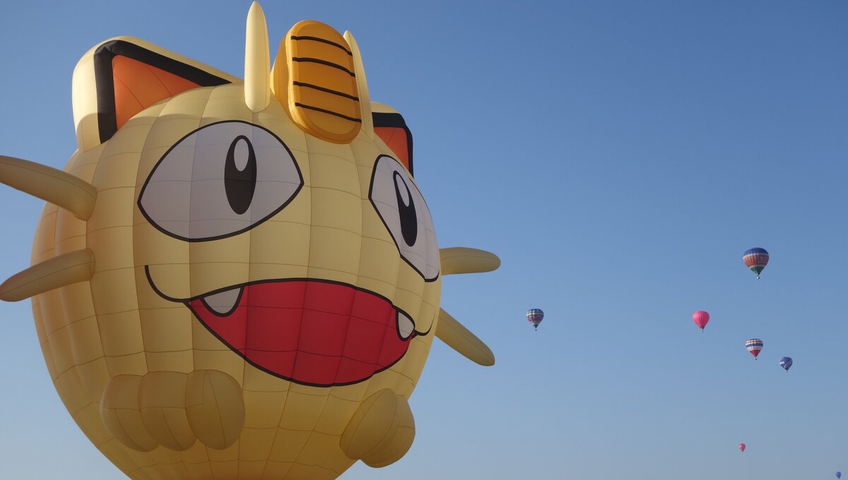 Join Team Rocket in Their Gigantic Meowth Balloon Over Saga! | Event ...